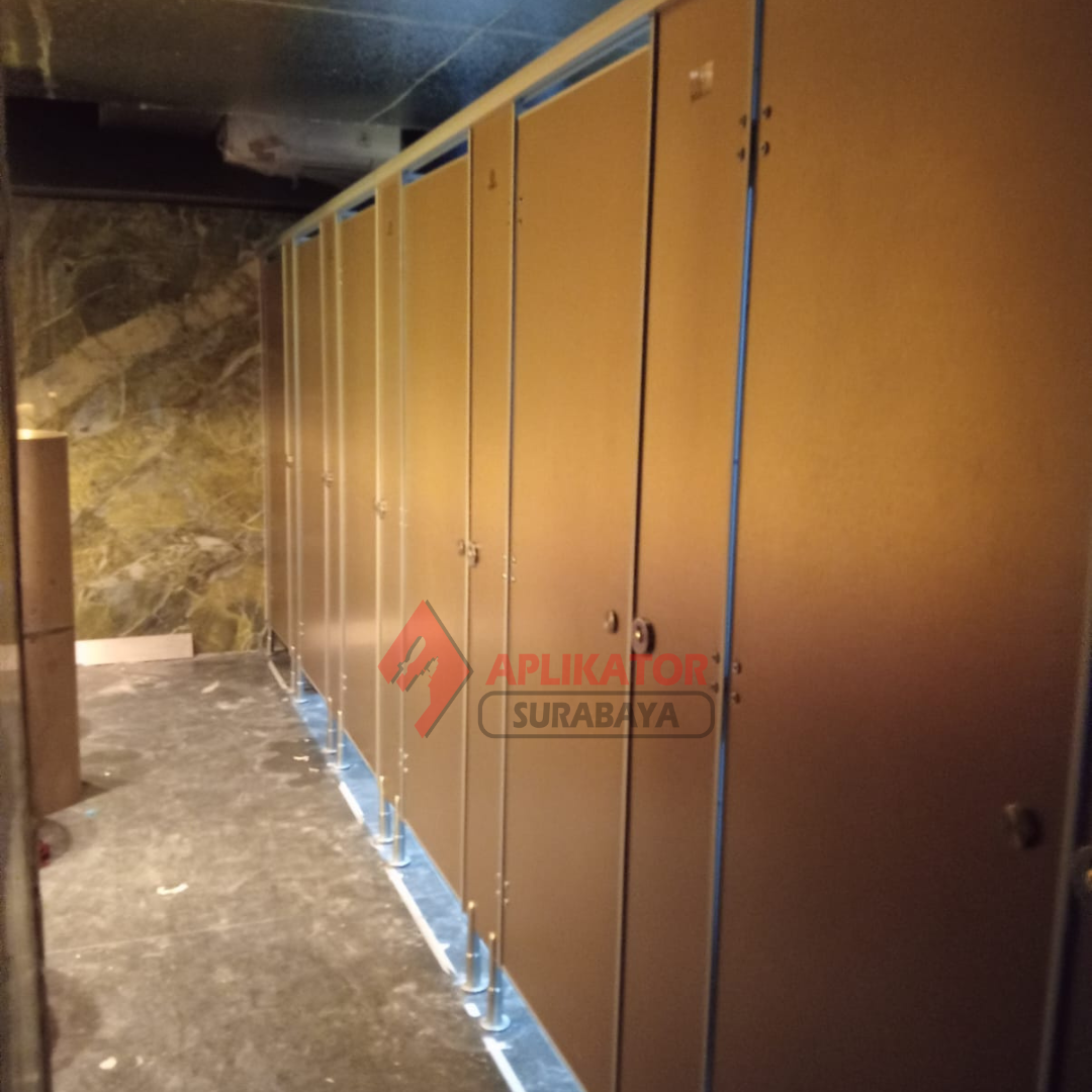 Pemasangan Cubicle Toilet di Caffe Brew and Else Surabaya Solusi ...